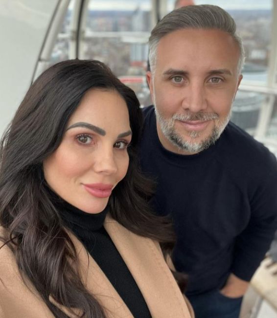 Spadł z ponad 4 tysiącami kobiet! Żona nie ma z tym problemu - Pudelek