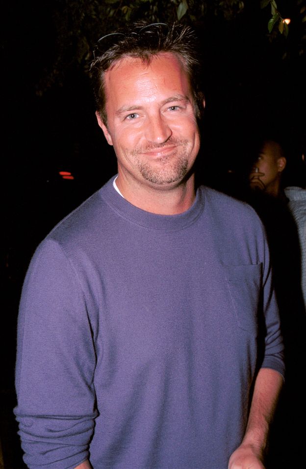 Zmarniały Matthew Perry pali papierosa na tyłach ekskluzywnej ...