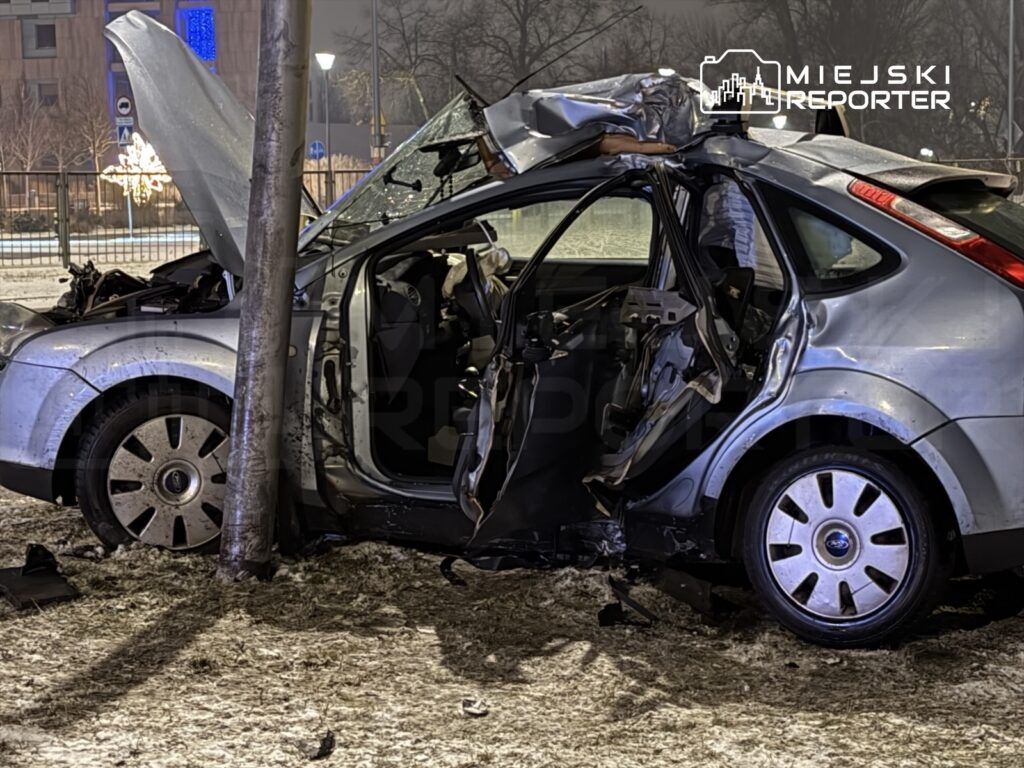 Warszawa: Śmiertelny wypadek w Wilanowie. Auto uderzyło bokiem w słup ...
