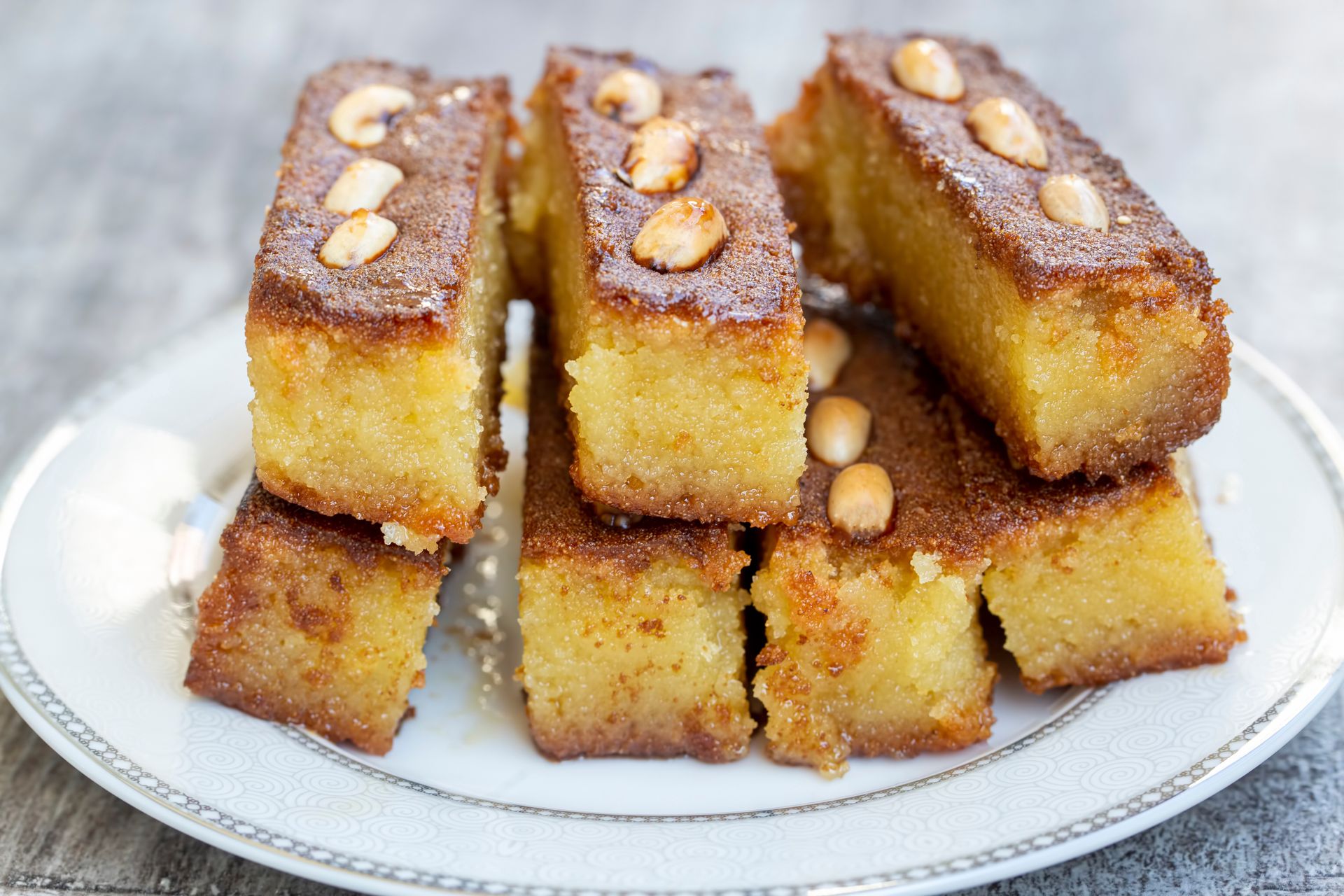 Turecki deser z semoliną. Mała porcja całkowicie wystarcza do kawy