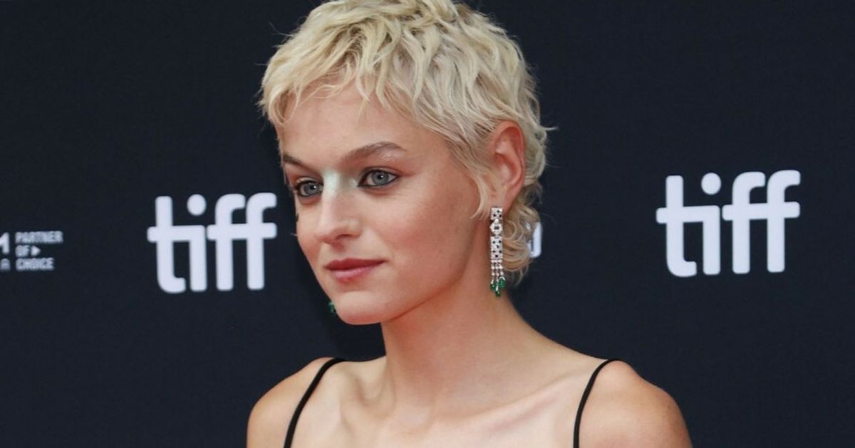 Emma Corrin zaskoczyła na festiwalu w Toronto. Takiej stylizacji ...