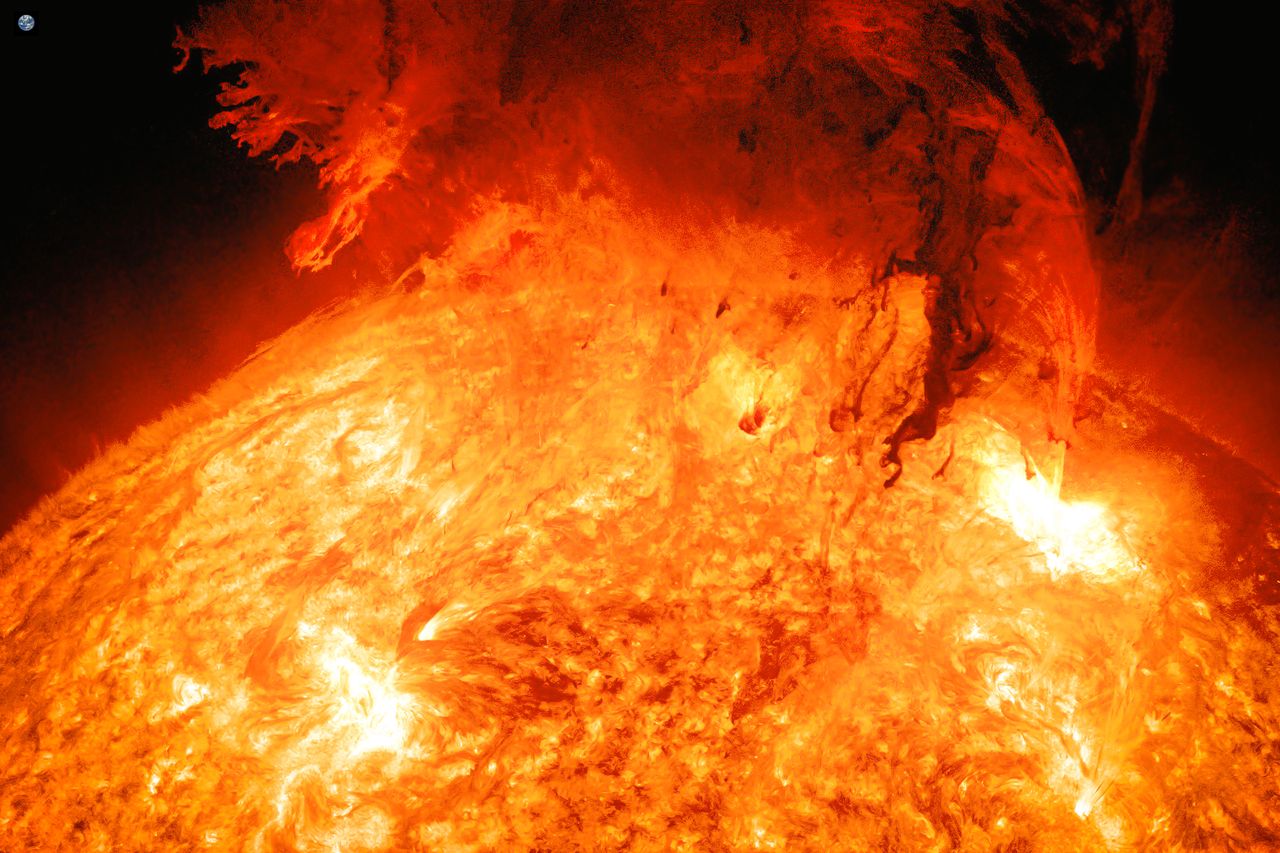 NASA ujęła na zdjęciach potężne wybuchy na Słońcu. Ziemia przy nim jest ... NASA ujęła na zdjęciach potężne wybuchy na Słońcu. Ziemia przy nim jest ...