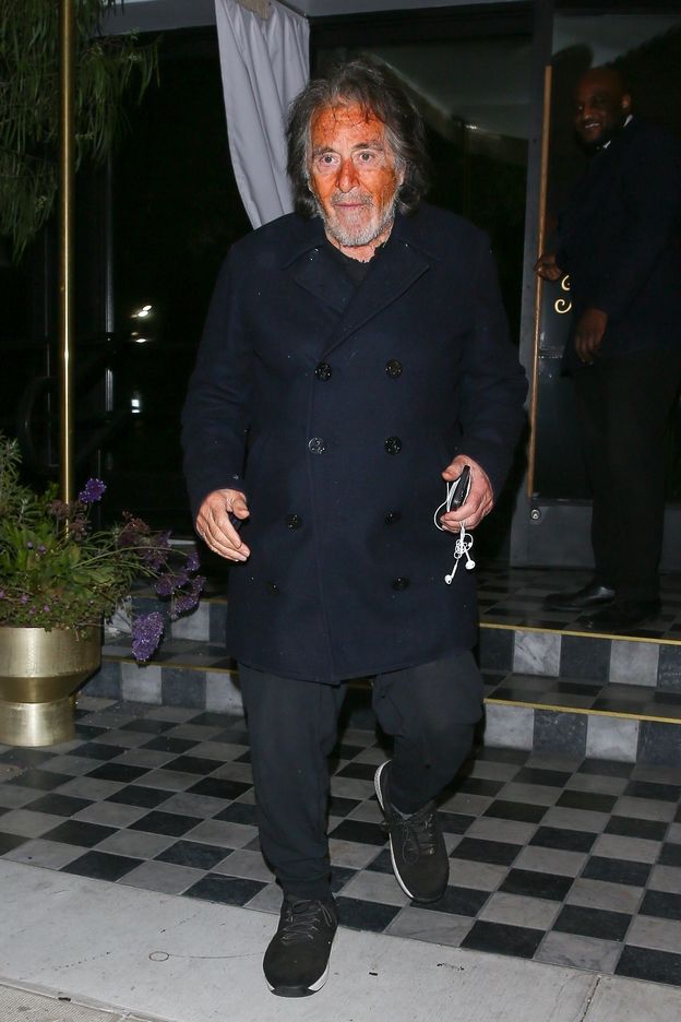 Al Pacino przyłapany z młodszą o 53 lata ukochaną. Co z jego twarzą ...