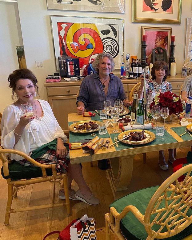 89-letnia Joan Collins zażywa świątecznego relaksu w drapieżnym stroju ...