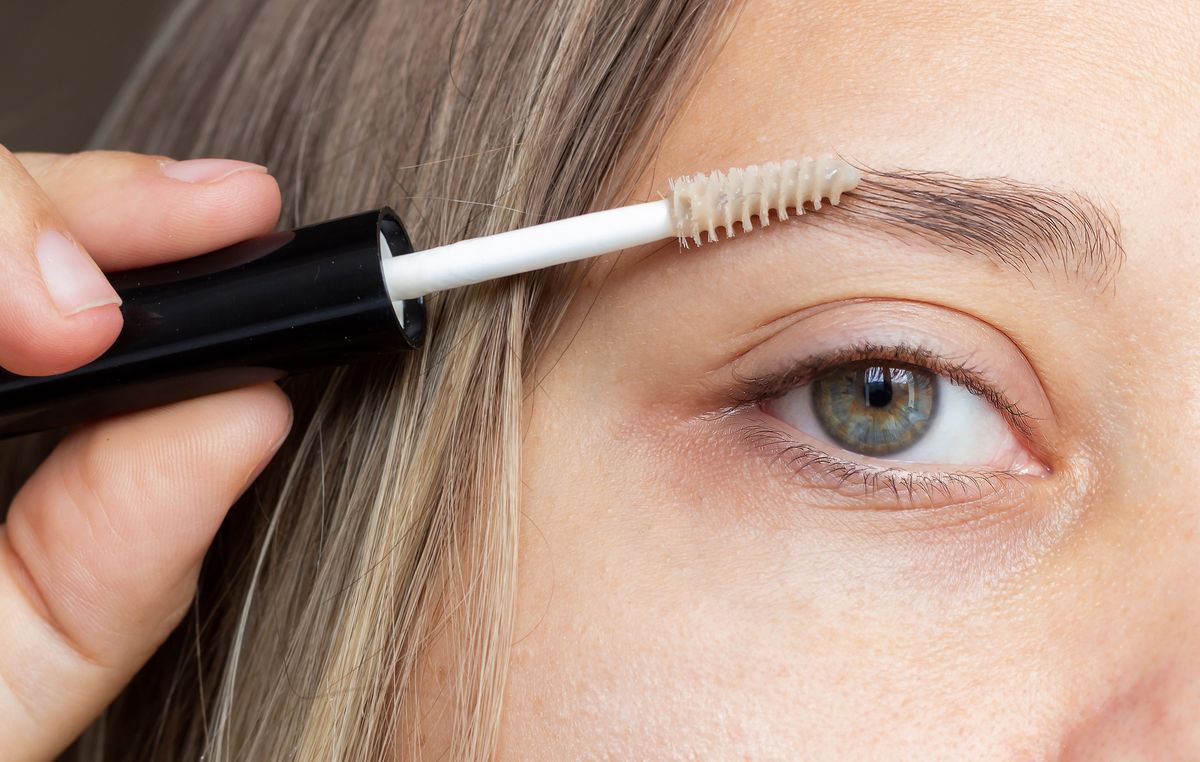 W aptece kosztuje 10 złotych. Brwi momentalnie "wystrzelą" - WP Kobieta