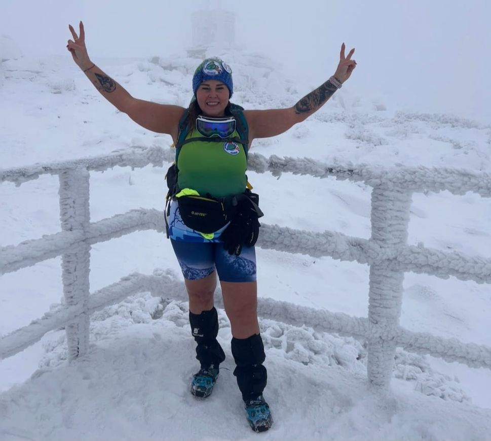 Na Śnieżkę zimą w krótkich spodenkach. Moda na suche morsowanie może być niebezpieczna