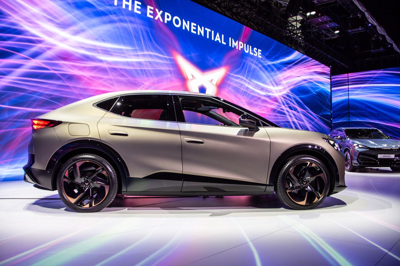 Debiutuje Cupra Tavascan. W środku wygląda jak koncept
