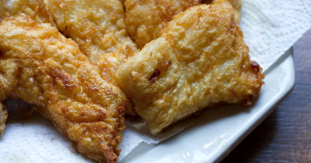 Panierka odkleja się od ryby? Pominąłeś jedną rzecz przed smażeniem