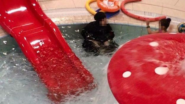 Spór o muzułmanki w burkini na basenie. Pływalnie wymagają określonych ...