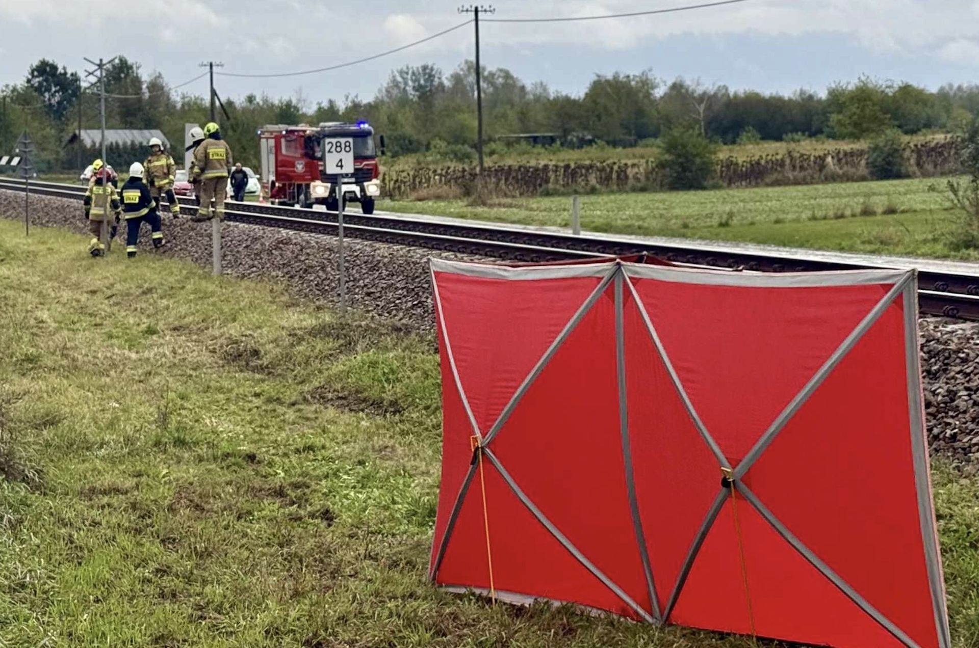Tragedia w Chorzelowie. Dziadek z wnuczką potrąceni na torach