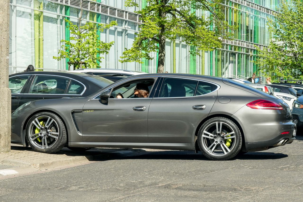 Kinga Rusin przyłapana przez paparazzi. Wsiadła do auta za prawie pół ...