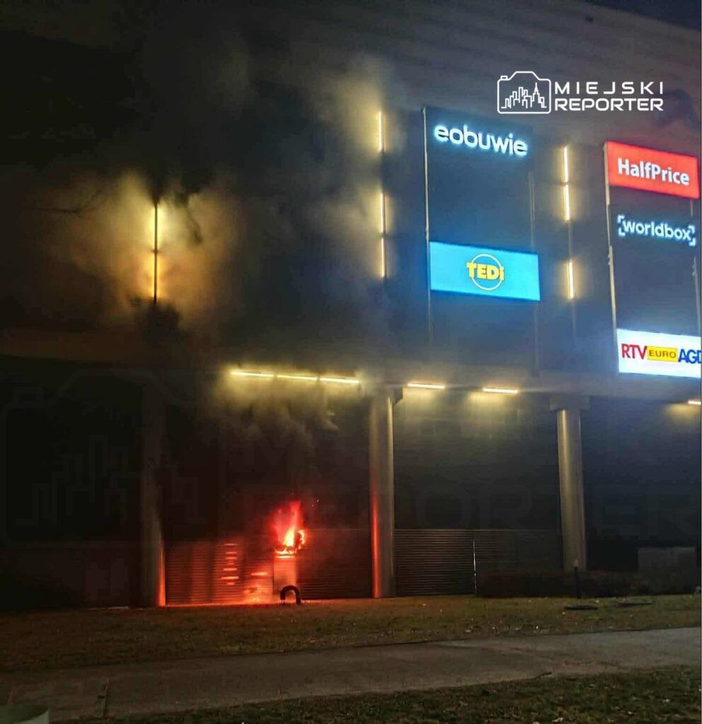 Płock: Pożar elewacji Galerii Wisła. Ewakuowano około 400 osób