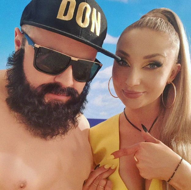 Niedawno dał jej mieszkanie. Teraz wręczył jej kolejny prezent - Pudelek