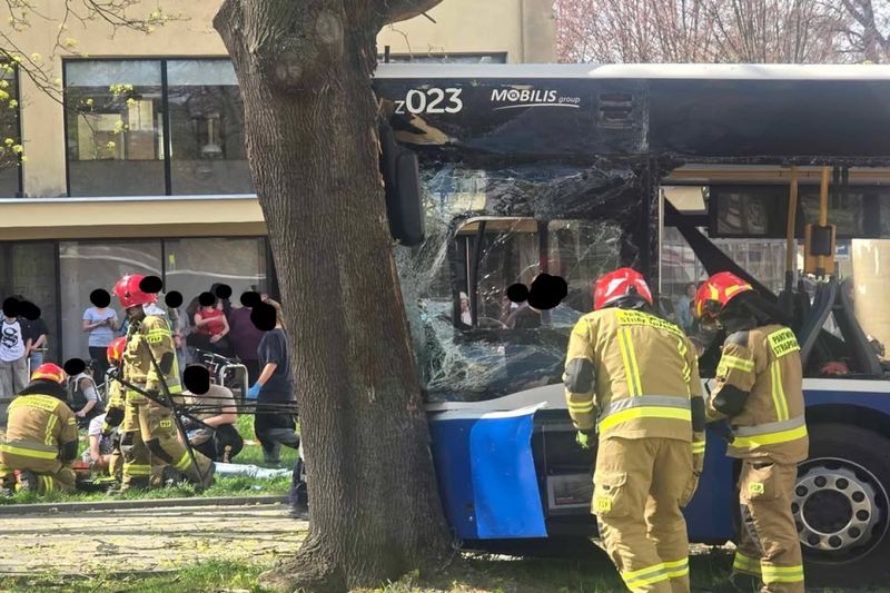 Wypadek miejskiego autobusu w Krakowie. Wiadomo, kim jest sprawca