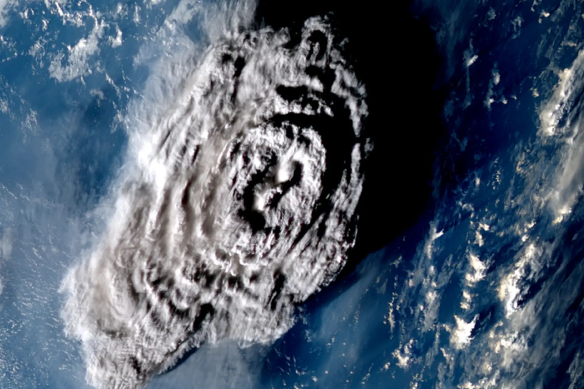 Rekordowa erupcja Hunga Tonga. Jego pióropusz było widać z kosmosu