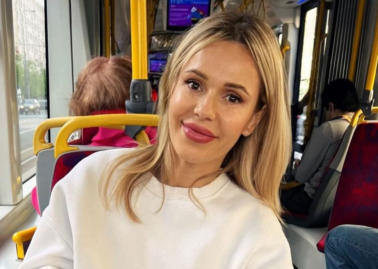 Wskoczyła w mini. Ten model już jest hitem lata