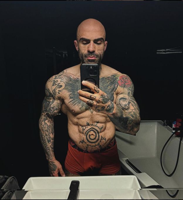 Rozstał się z żoną po 10 latach, a teraz taki tatuaż. Wymowny? - Pudelek