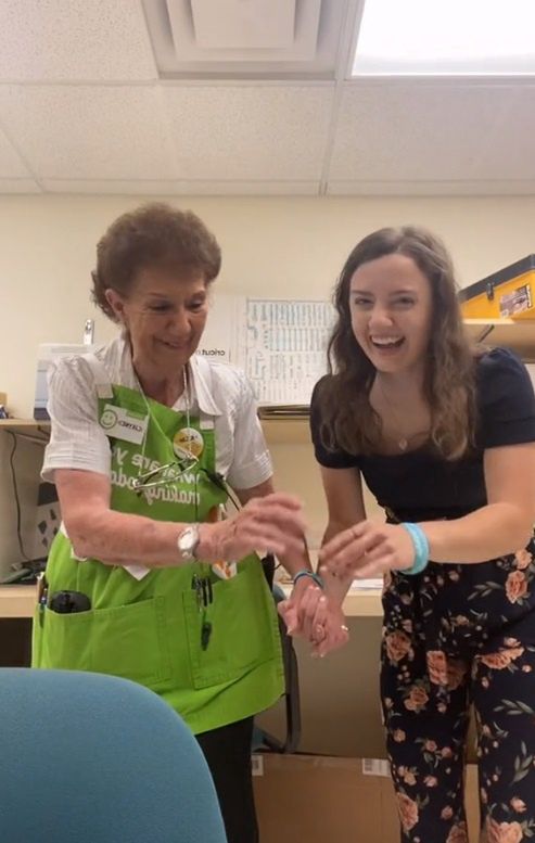 Ma 101 lat i cały czas pracuje. Szok, co każą jej robić w tym wieku ...