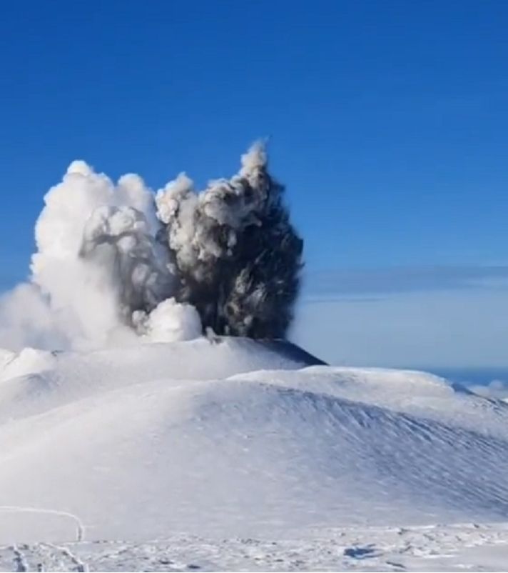 Erupcja rosyjskiego wulkanu na Wyspach Kurylskich. Nad kraterem unosi ...