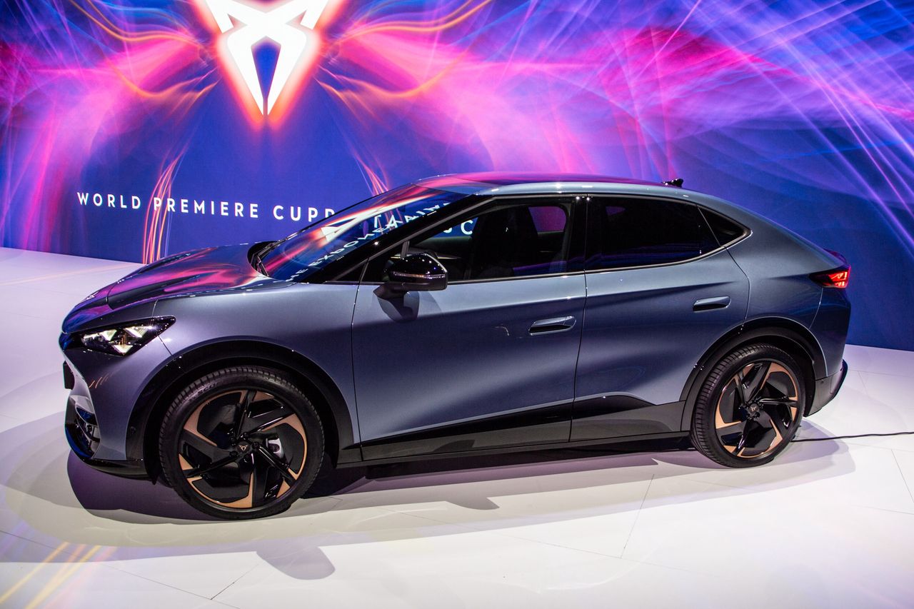 Debiutuje Cupra Tavascan. W środku wygląda jak koncept