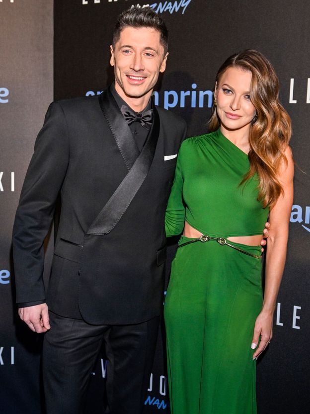 "Lewa" pokazała córki w objęciach Roberta! Która bardziej podobna ...