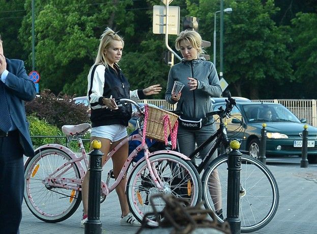 Doda na różowym rowerze z Anetką (ZDJĘCIA) - Pudelek