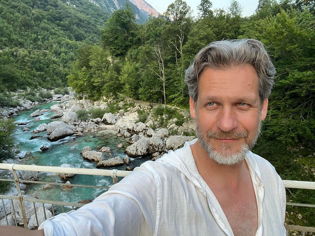 Grał przystojnego księdza Antoniego w "Plebanii". Jak dziś wygląda Marcin Janos Krawczyk?