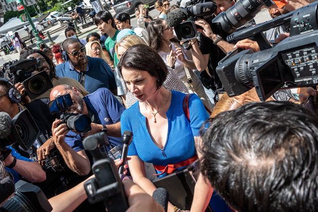 Ofiara Epsteina potwierdza. Istnieją sekstaśmy z udziałem księcia ...