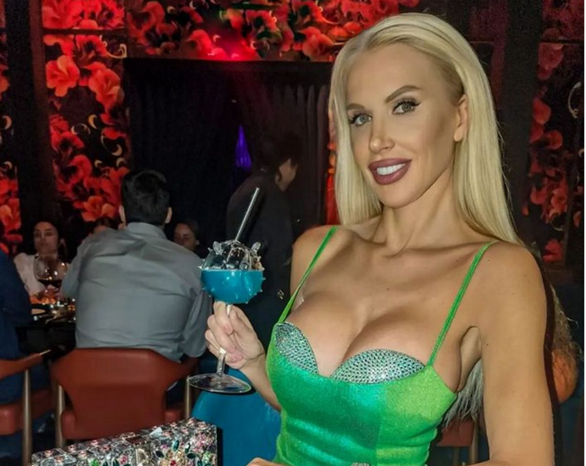 Aneta Glam w prześwitującym kostiumie. Żona miliardera lubi się pokazać - WP Teleshow