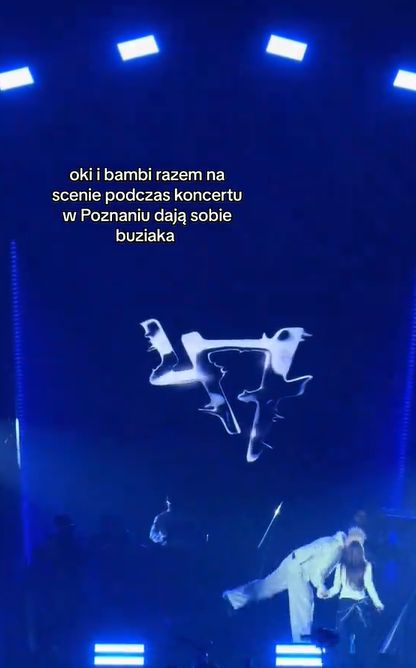 Jednak są razem? Bambi pocałowała słynnego muzyka na scenie - Pudelek