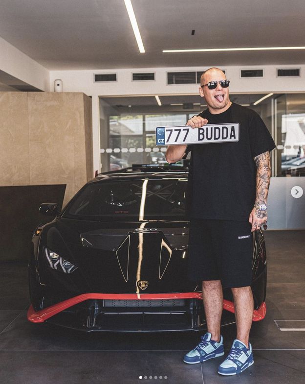 Budda rozda samochody. Ich wartość to ponad 3 miliony złotych - Pudelek