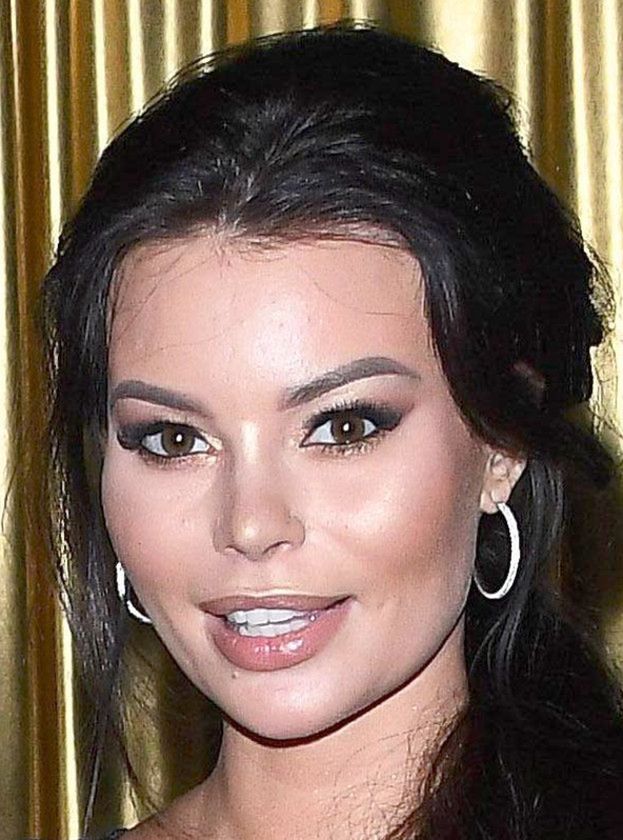 Elegancka Justyna Gradek pozuje z mężem na premierze książki - Pudelek