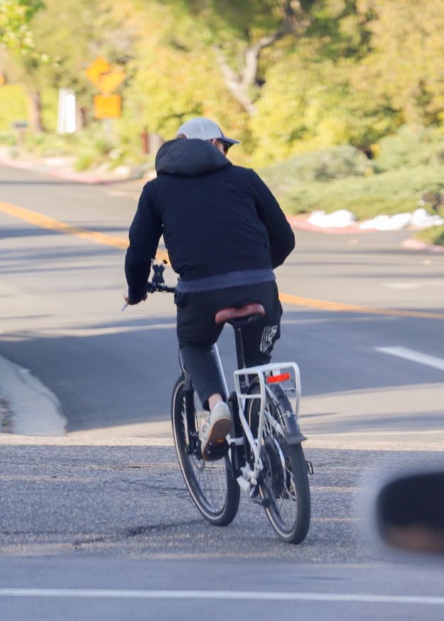 Wolny jak ptak Harry śmiga na rowerze po Los Angeles (ZDJĘCIA) - Pudelek