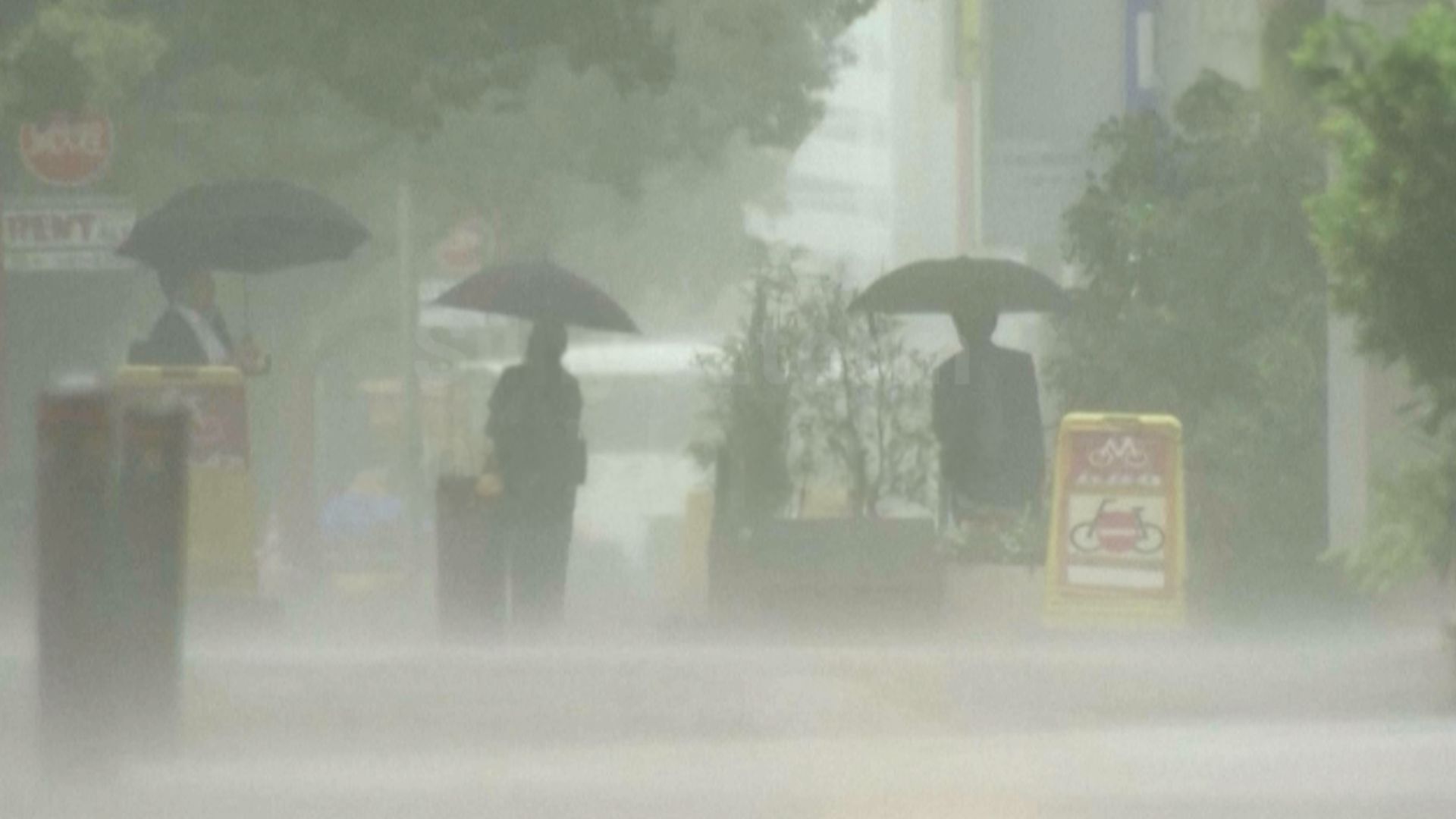 Ewakuują 390 tys. osób. Tropikalna burza nad Japonią