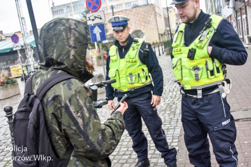 Policjant żąda odblokowania telefonu? Prawo w tej kwestii jest jasne
