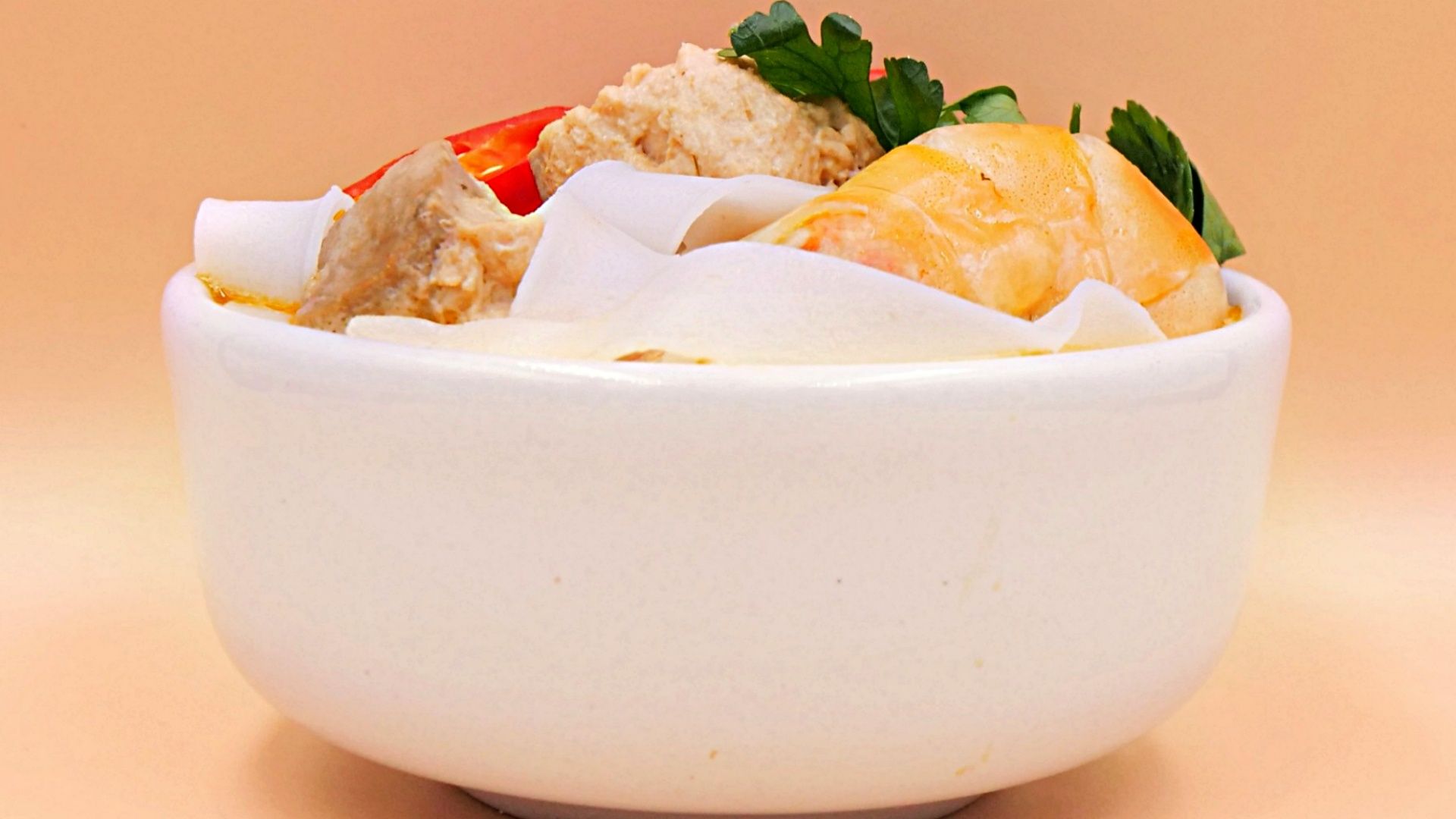 Miska tej pysznej tajskiej zupy wzmacnia mózg i serce kwasami omega-3