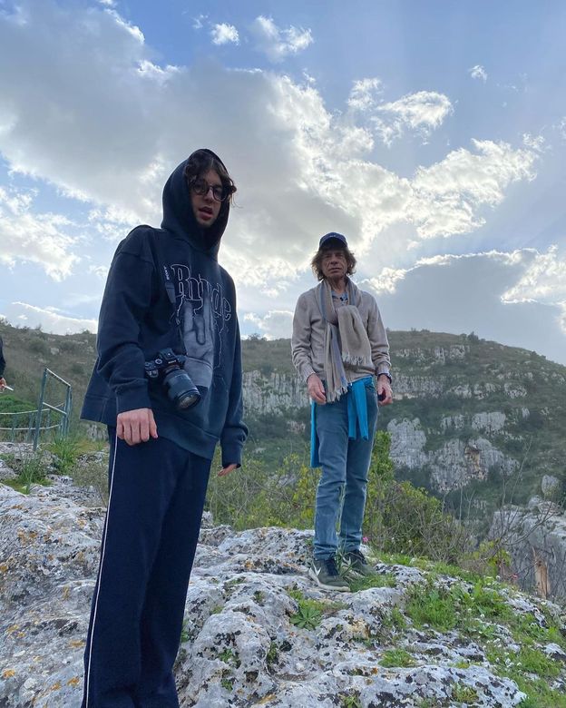 21-letni syn Micka Jaggera pokazał na Instagramie OPERACJĘ UCHA ...