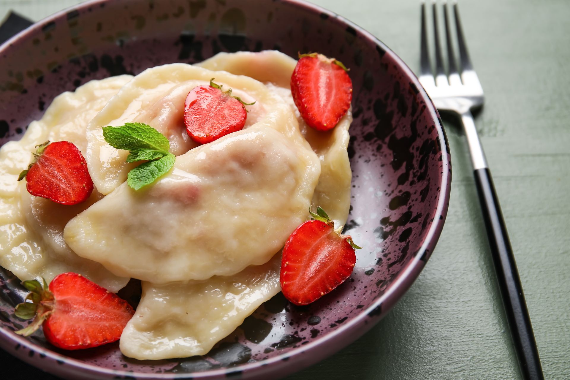 Moja mama robi najlepsze pierogi z truskawkami. Jedna dokładka to ...
