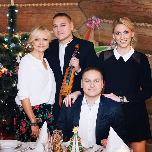 RZADKI WIDOK: Żona Pawła Golca pozuje do rodzinnej sesji świątecznej ...