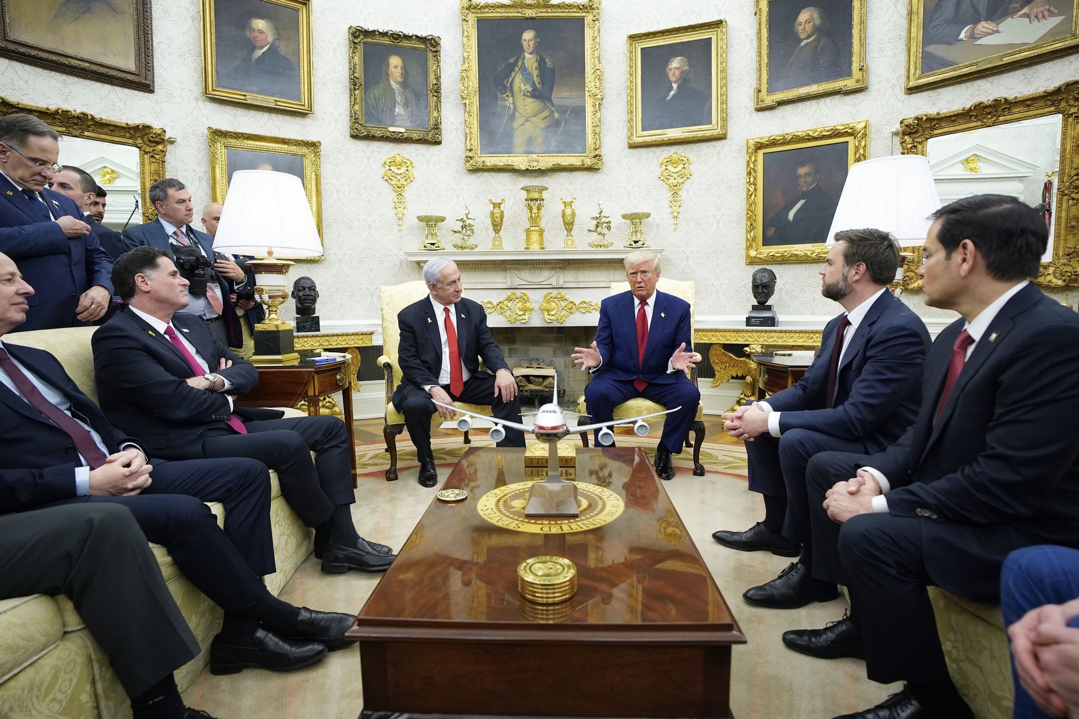 Gabinet ociekający złotem. Porównała dwa zdjęcia z czasów Trumpa i Bidena