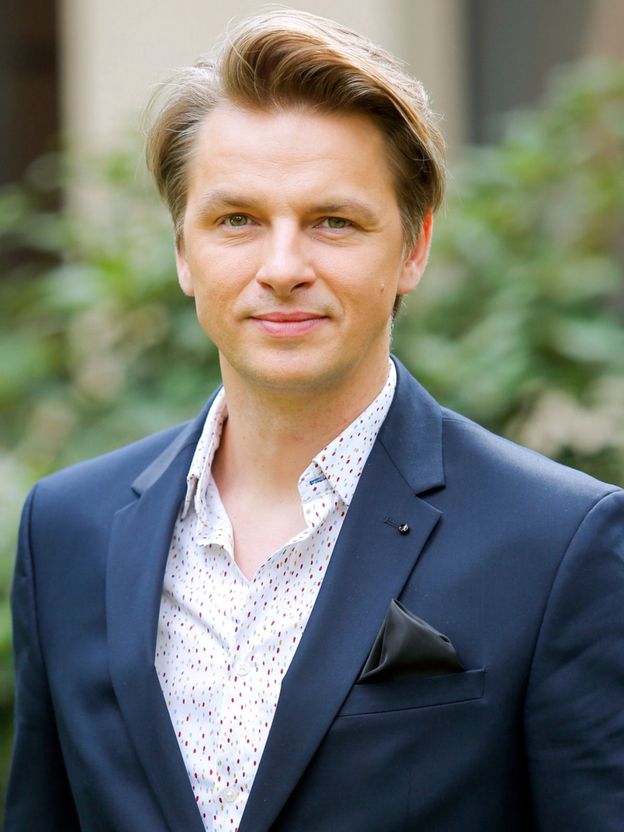 Aktor "Przyjaciółek" zmienił nazwisko. Ma nowy zawód. Nie zgadniecie ...