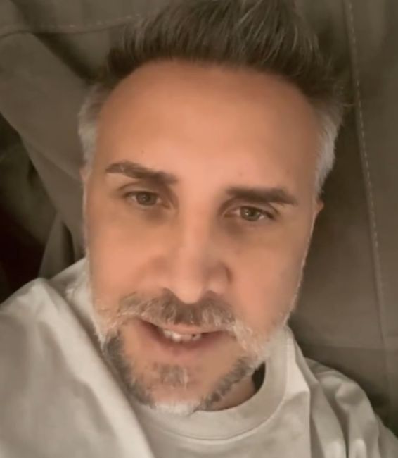 Spadł z ponad 4 tysiącami kobiet! Żona nie ma z tym problemu - Pudelek