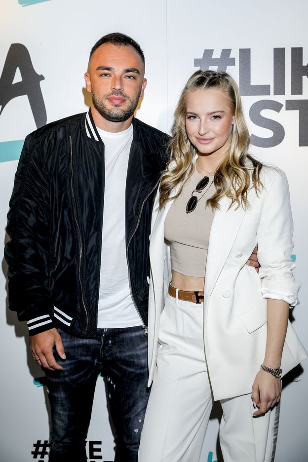 UŚMIECHNIĘTA Karolina Pisarek u boku męża wdzięczy się na ściance ...