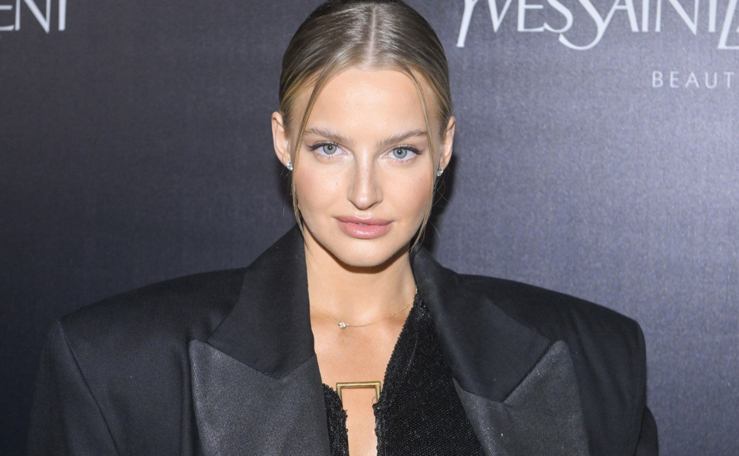 Wystroiła się w szykowną małą czarną. Aż trudno oderwać wzrok