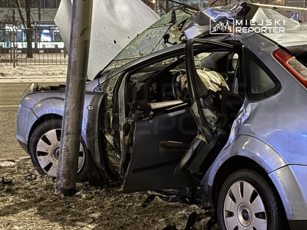 Warszawa: Śmiertelny wypadek w Wilanowie. Auto uderzyło bokiem w słup ...