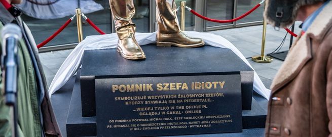 „Pomnik szefa idioty” reklamuje nowy sezon „The Office PL” Canal+