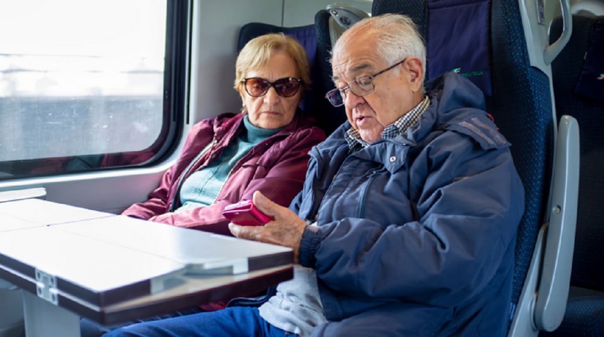 Seniorze, uważaj. Mandat za brak legitymacji w pociągu