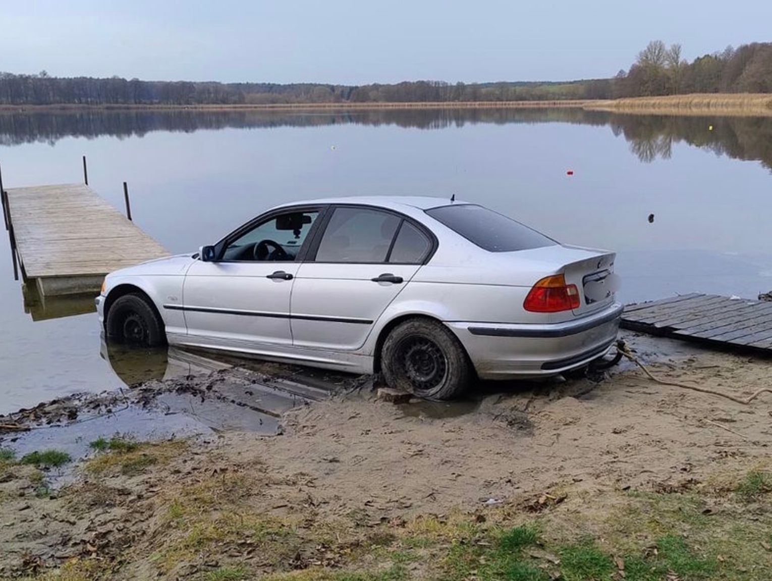 Potrzanowo: 19-latek driftował na plaży, wjechał BMW do jeziora i ...