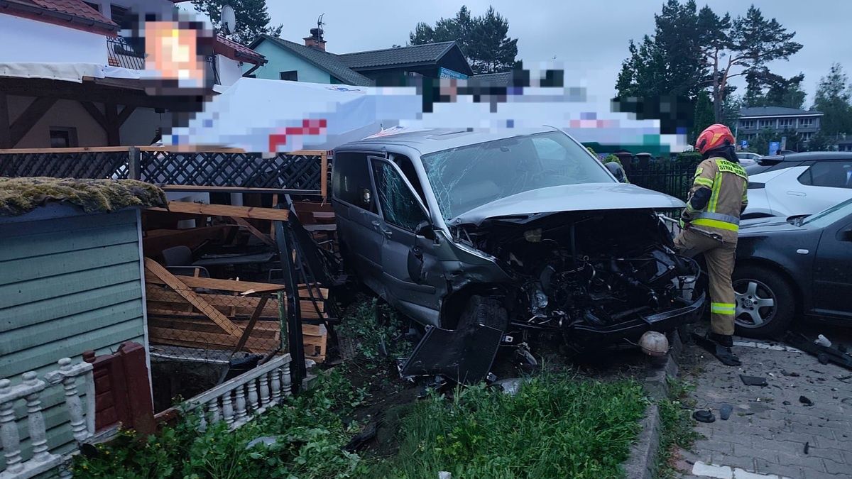 Pościg za pijanym 19-latkiem. Staranował auta, zatrzymał się na latarni