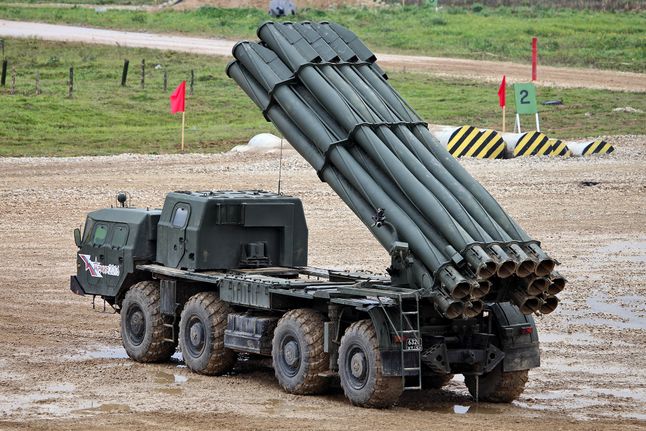 BM-30 Smiercz – rosyjski niszczyciel miast. Głowica waży 250 kg